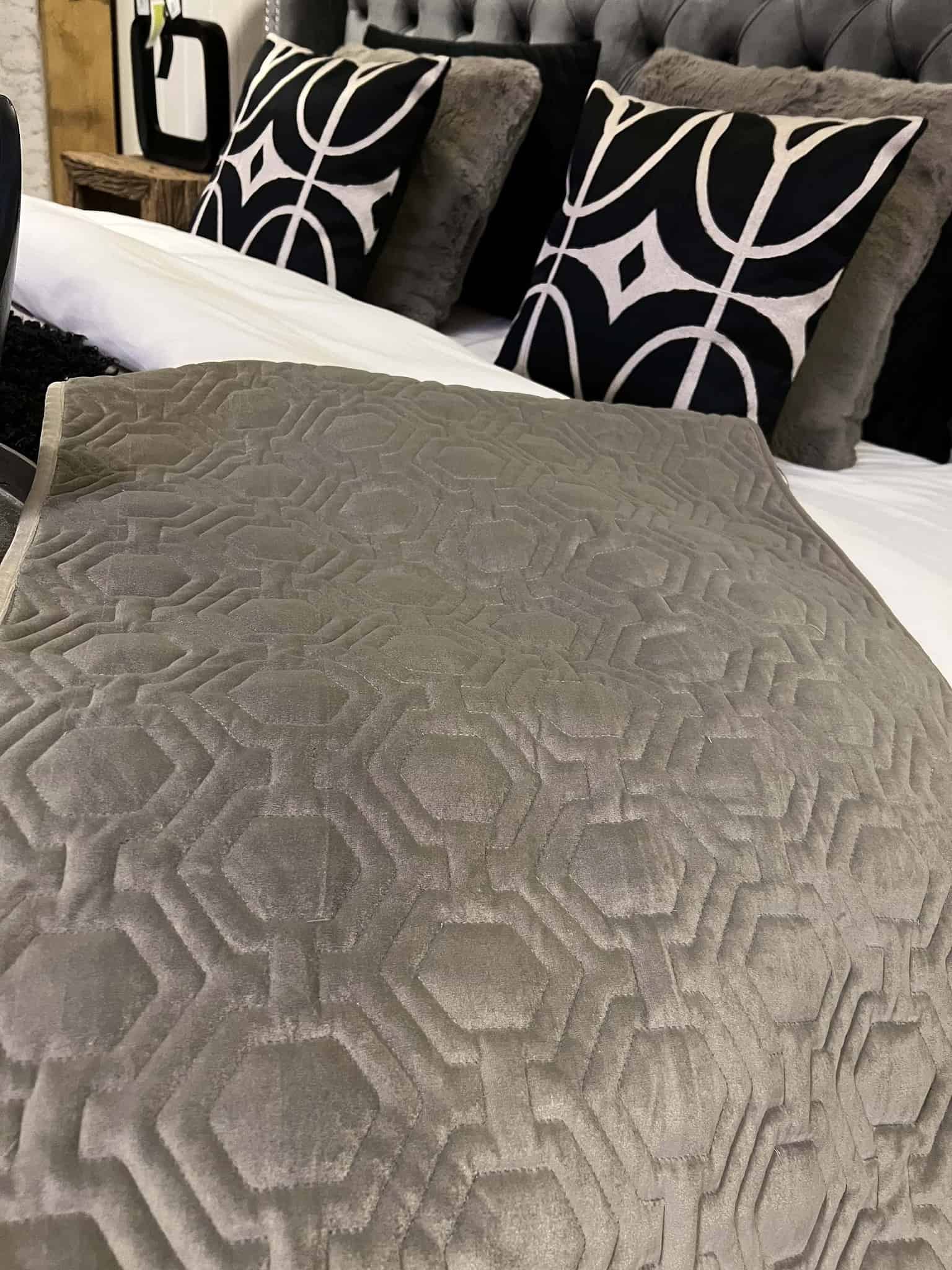 Bedsprei | Loper | Shiny Velvet Stone - Industrialwood